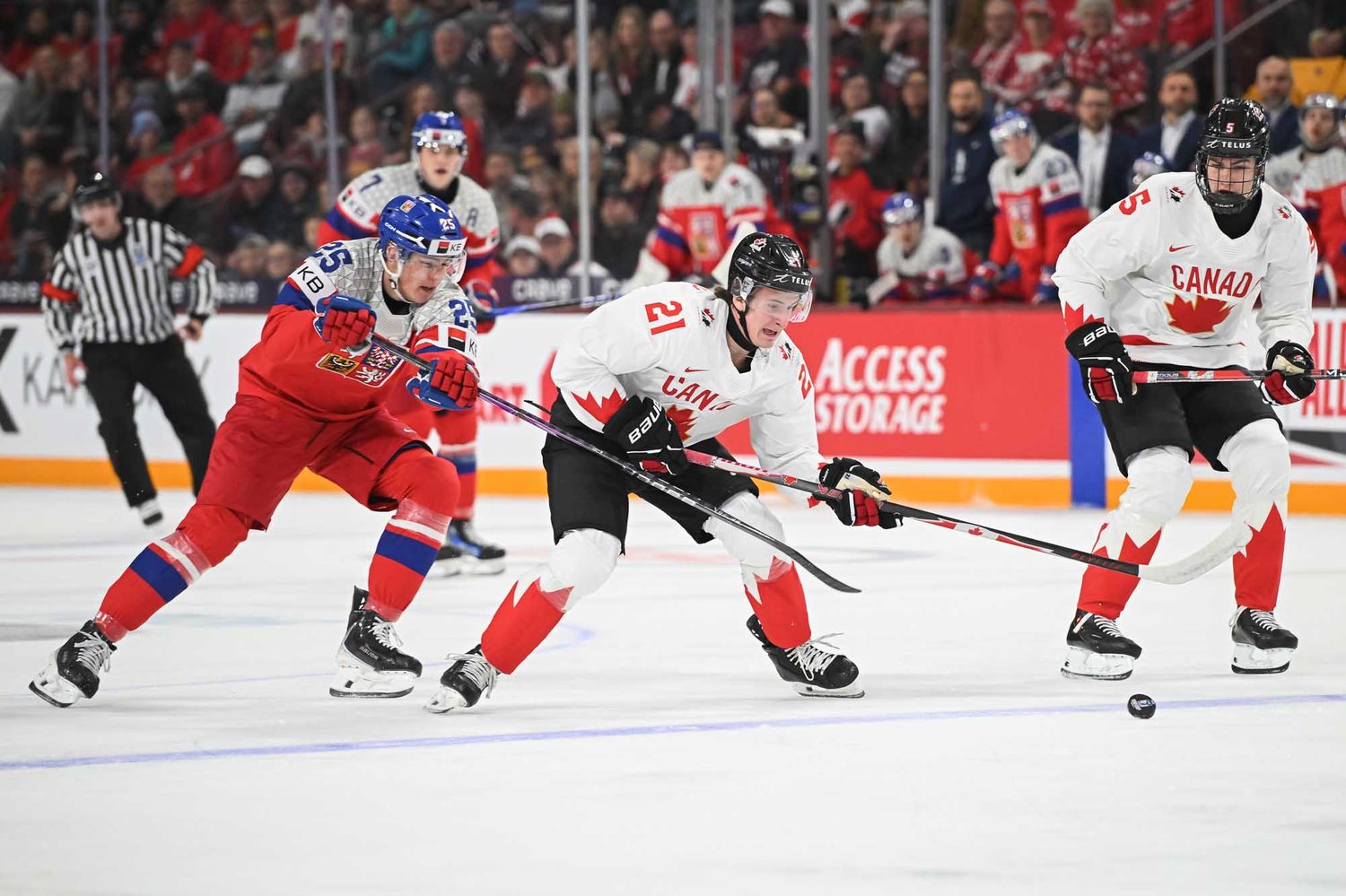IIHF - Canada shoots high, beats Czechs